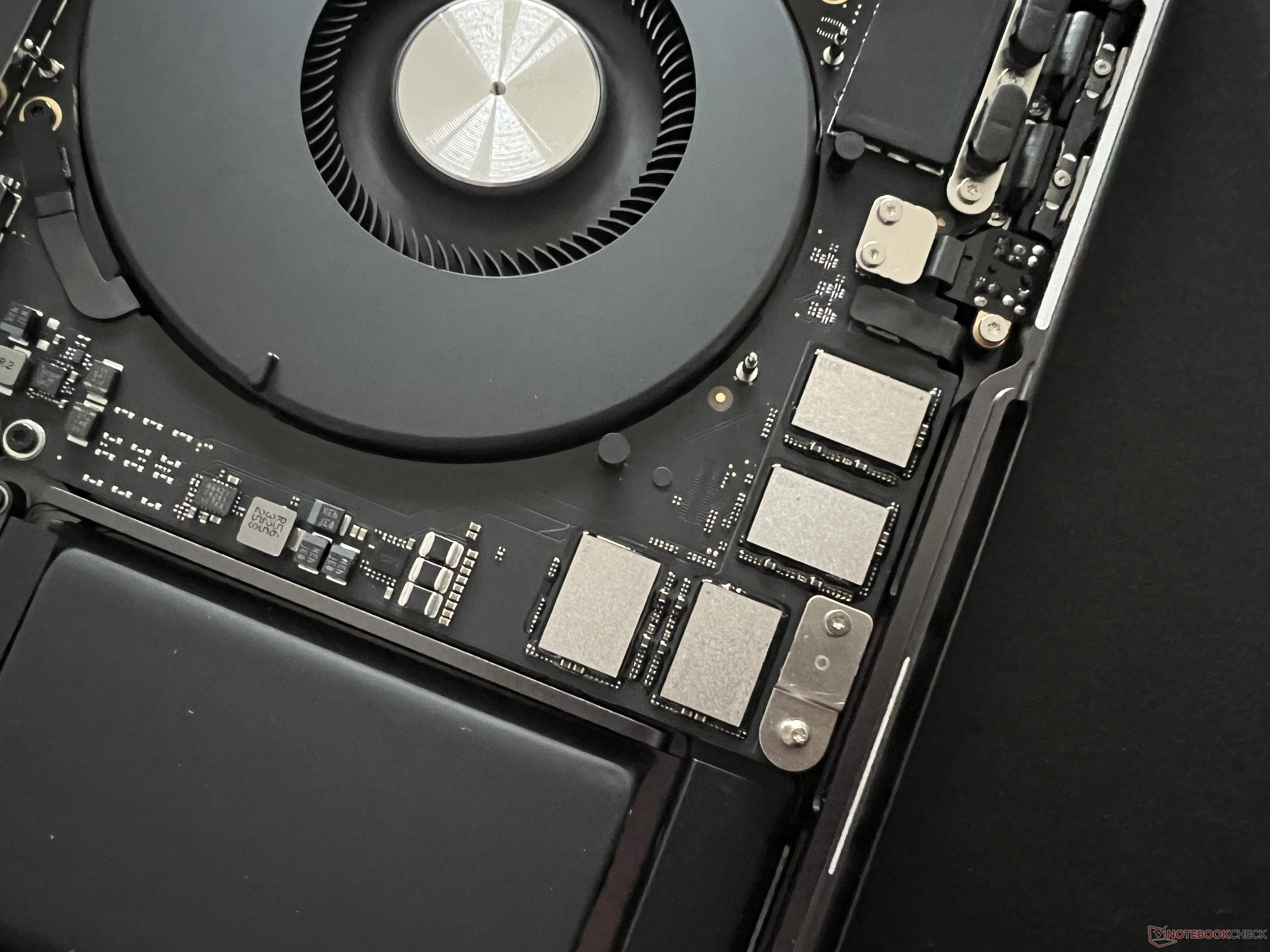 Die 512-GB-SSD im Apple MacBook Pro 16 ist mit bis zu 6 GB/s wieder ...