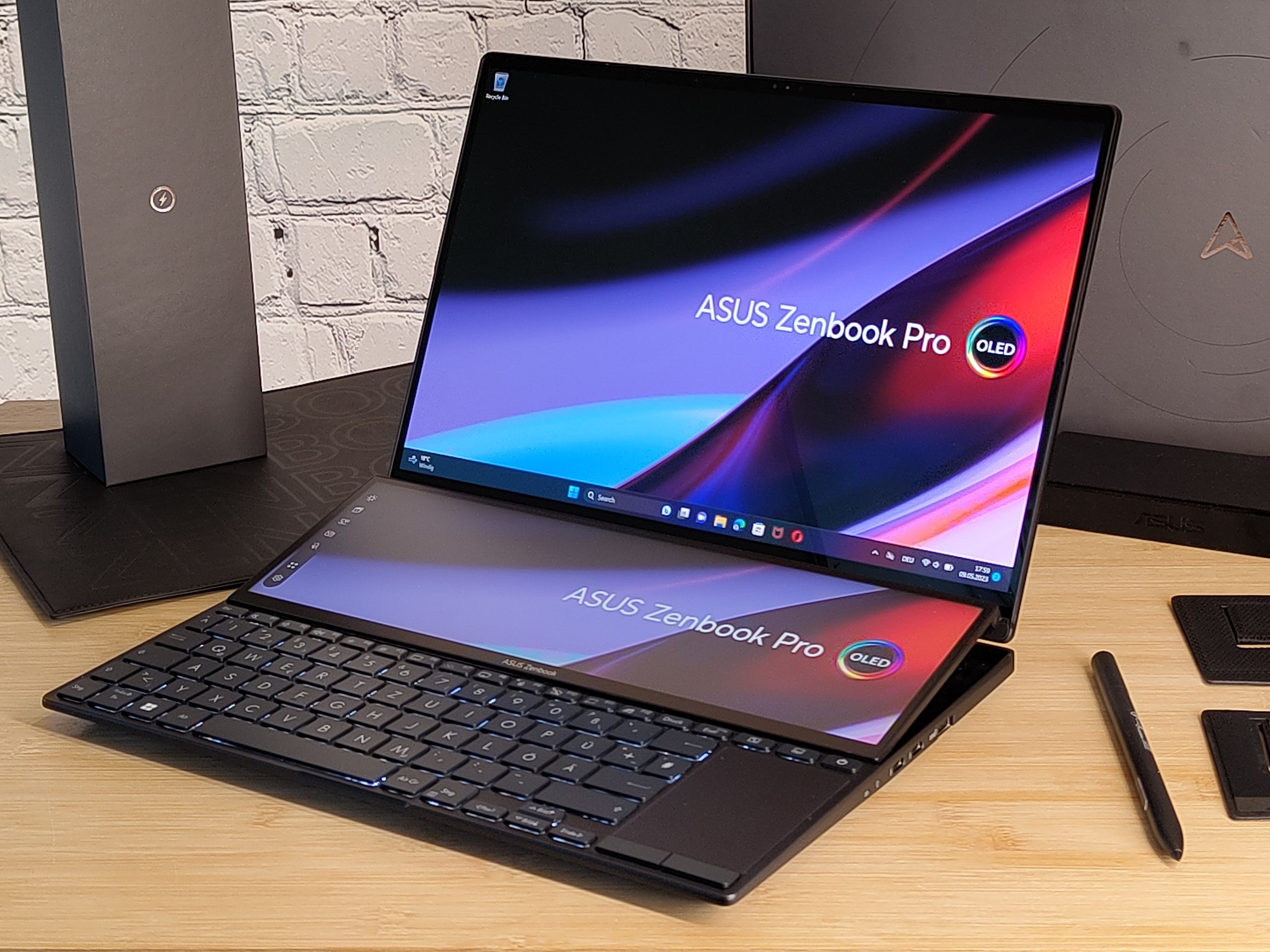 Asus ZenBook Pro 14 Duo Kreativ-Laptop mit Zweitbildschirm im Test ...