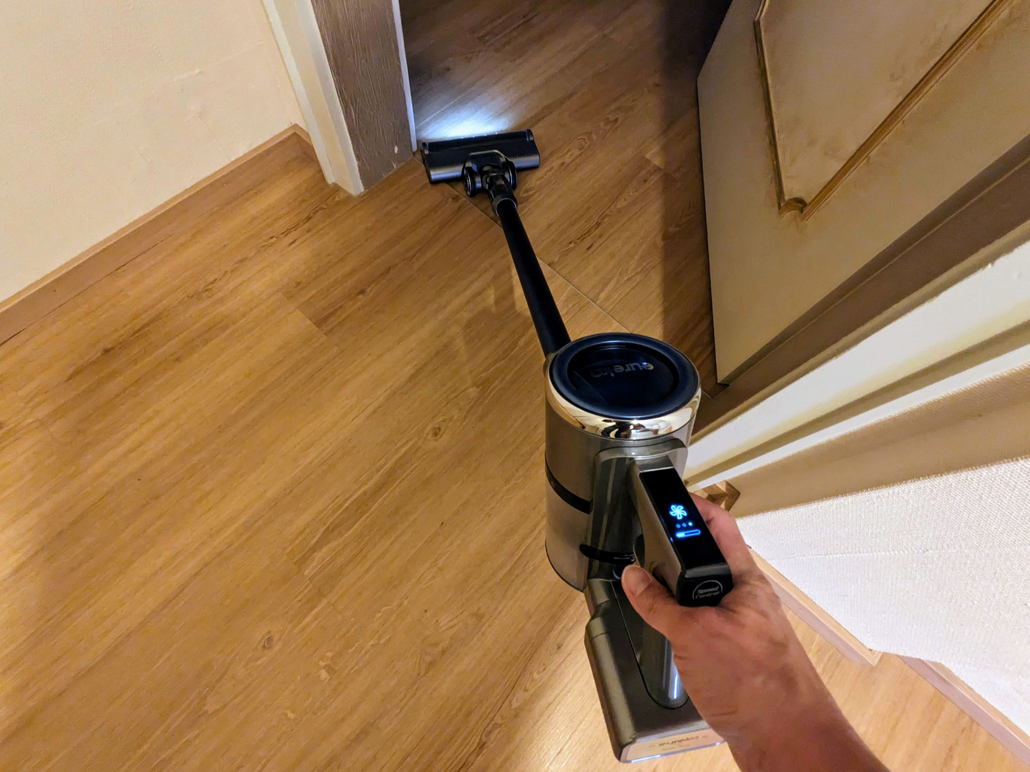 Eureka AK10 Akku-Stabstaubsauger im Praxistest - Leichter Saubermann ...