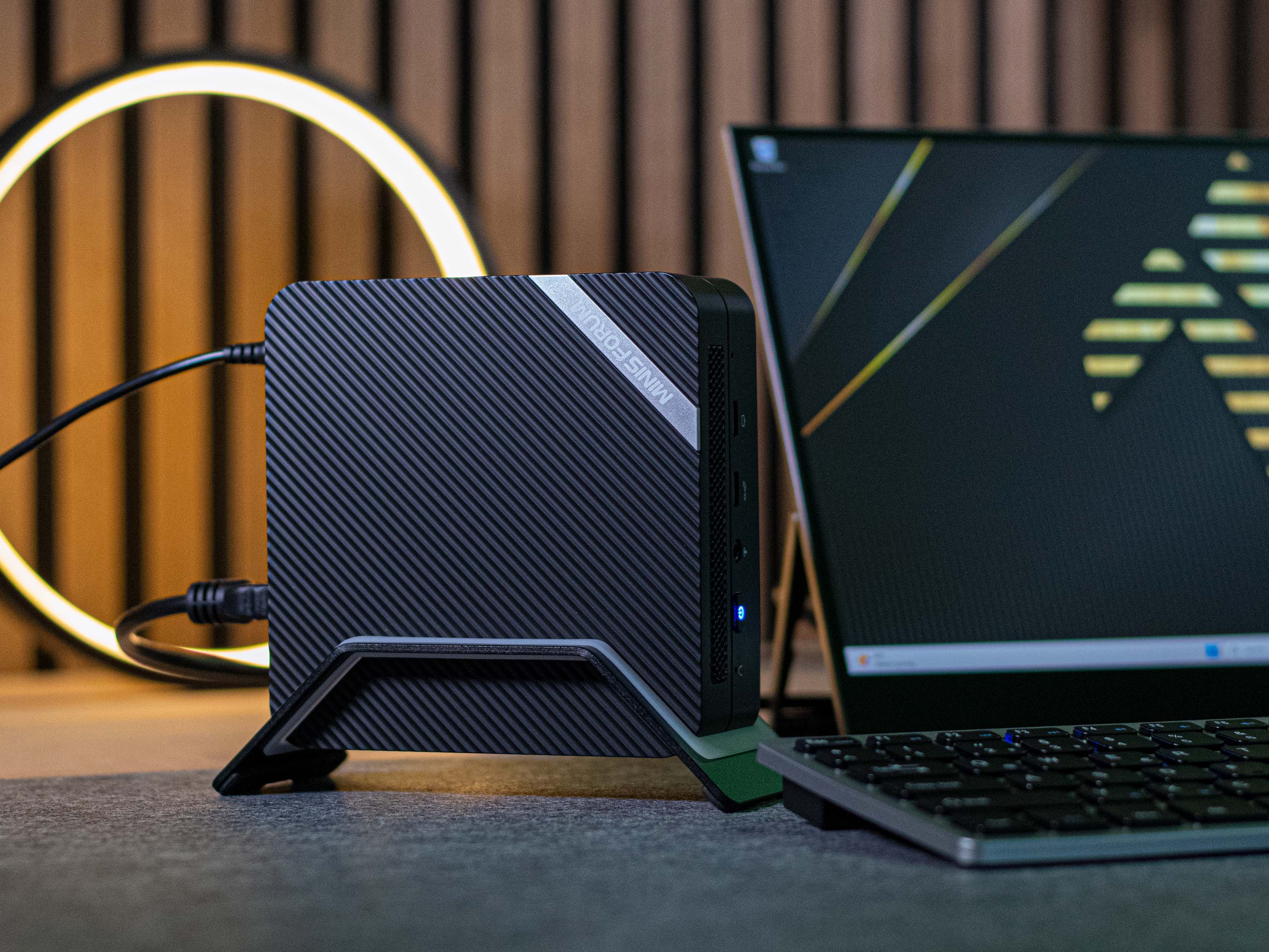 Minisforum Venus Series UM560 XT Desktop-PC im Test: Mini-PC mit AMD ...