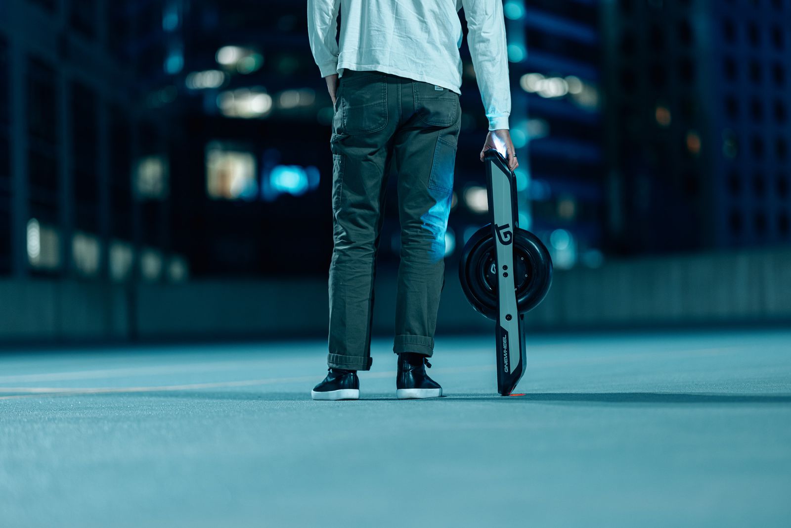 Das Future Motion Onewheel GT schafft 32 km/h und bis zu 52 km mit ...