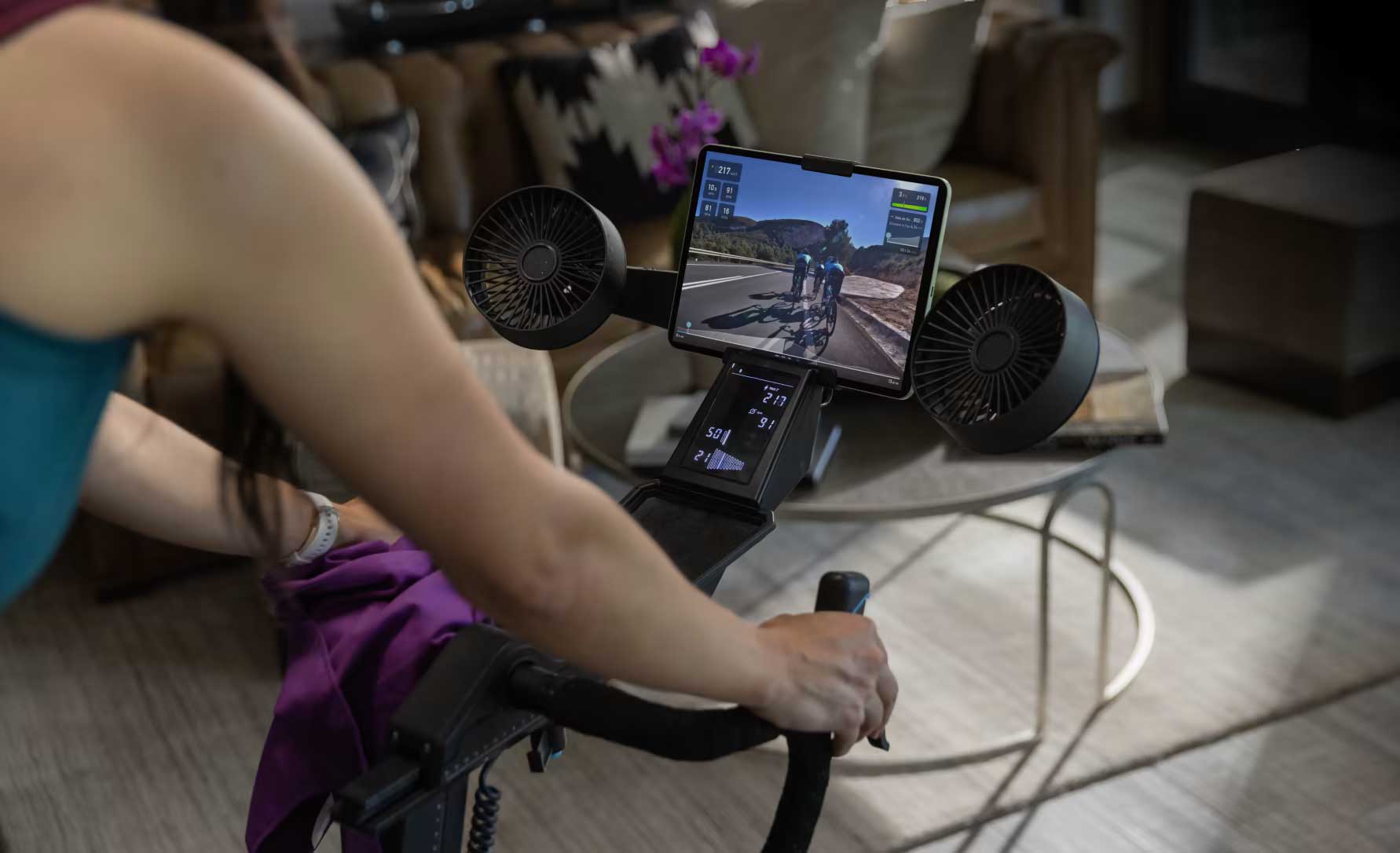 Garmin stellt Smart-Bike Tacx NEO Bike Plus vor, das Radstrecken aus ...