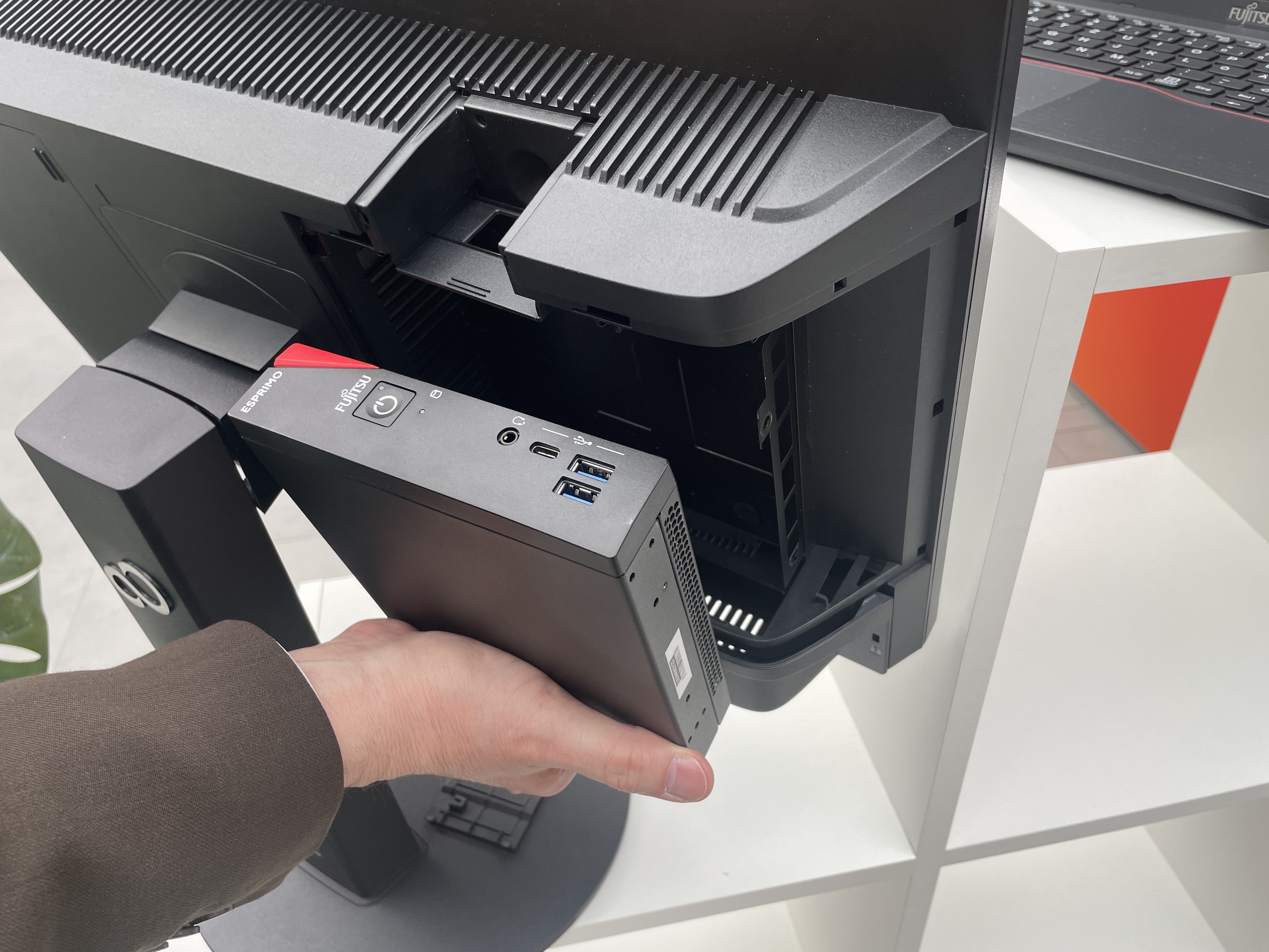 Fujitsu AIO P2410: All-in-One mit austauschbarem Mini-PC-Teil ...