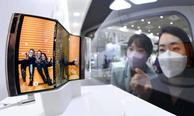 Faltbares 17 Zoll-Notebook: Samsung und LG zeigen auf der IMID 2021 futuristische Foldables und ...