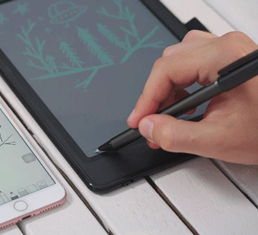 SyncPen: Digitaler Stift mit echtem Papier und LCD-Pad angefasst und ...