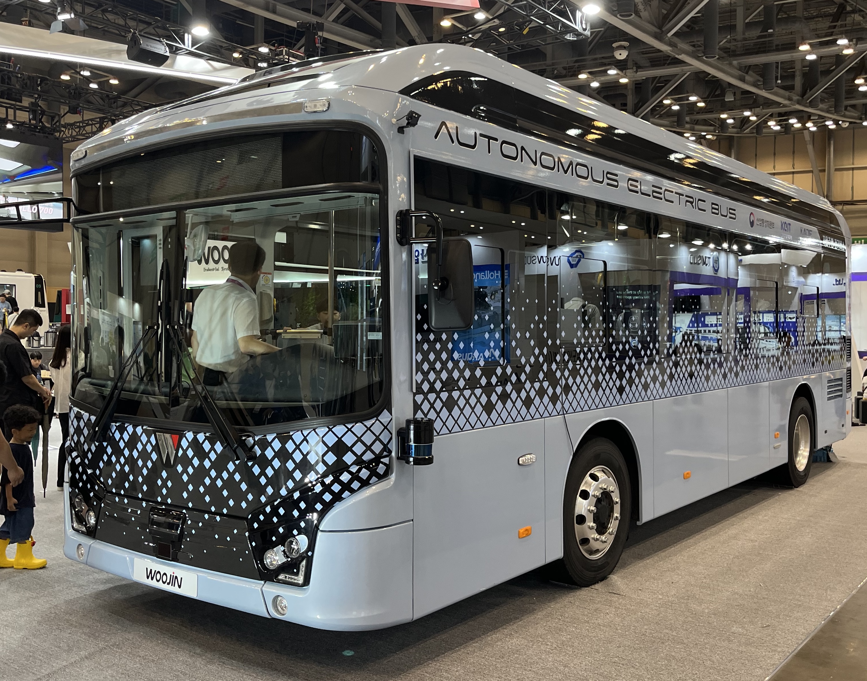 Woojin zeigt autonomen Stadtbus Apollo 900 - Notebookcheck News