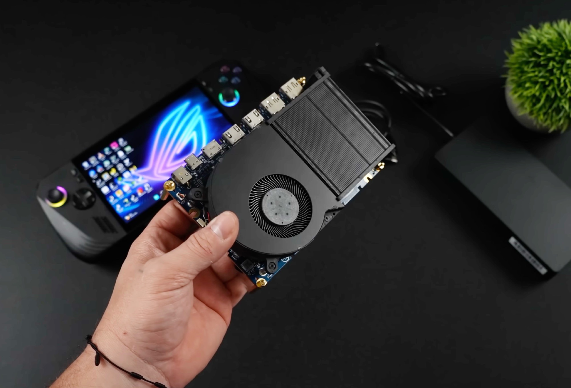 Nvidia GeForce RTX 5060 als kompakte eGPU: Video zeigt externe ...