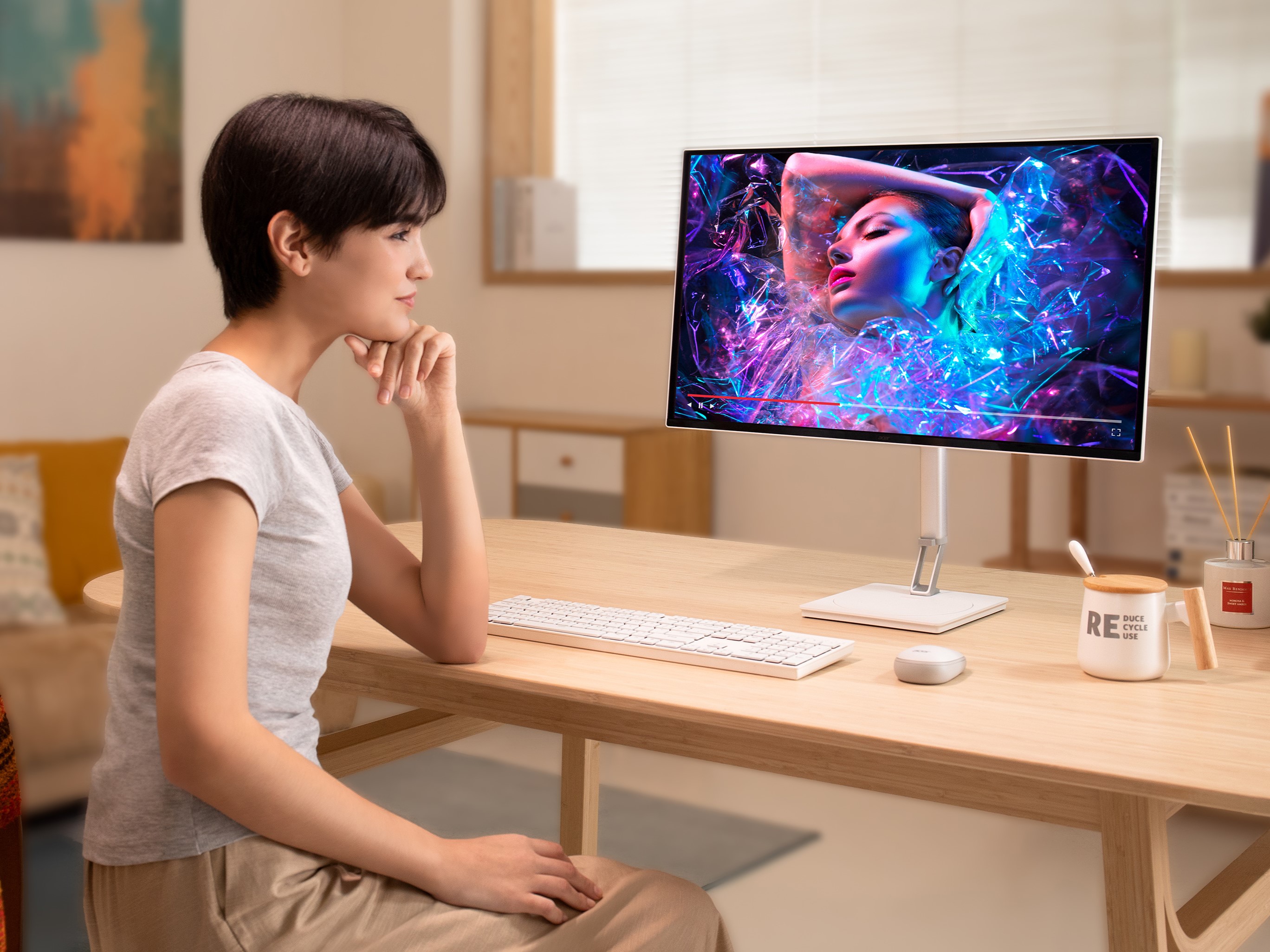 CE270U Z: Schicker Monitor ist recht universal einsetzbar und kommt mit ...