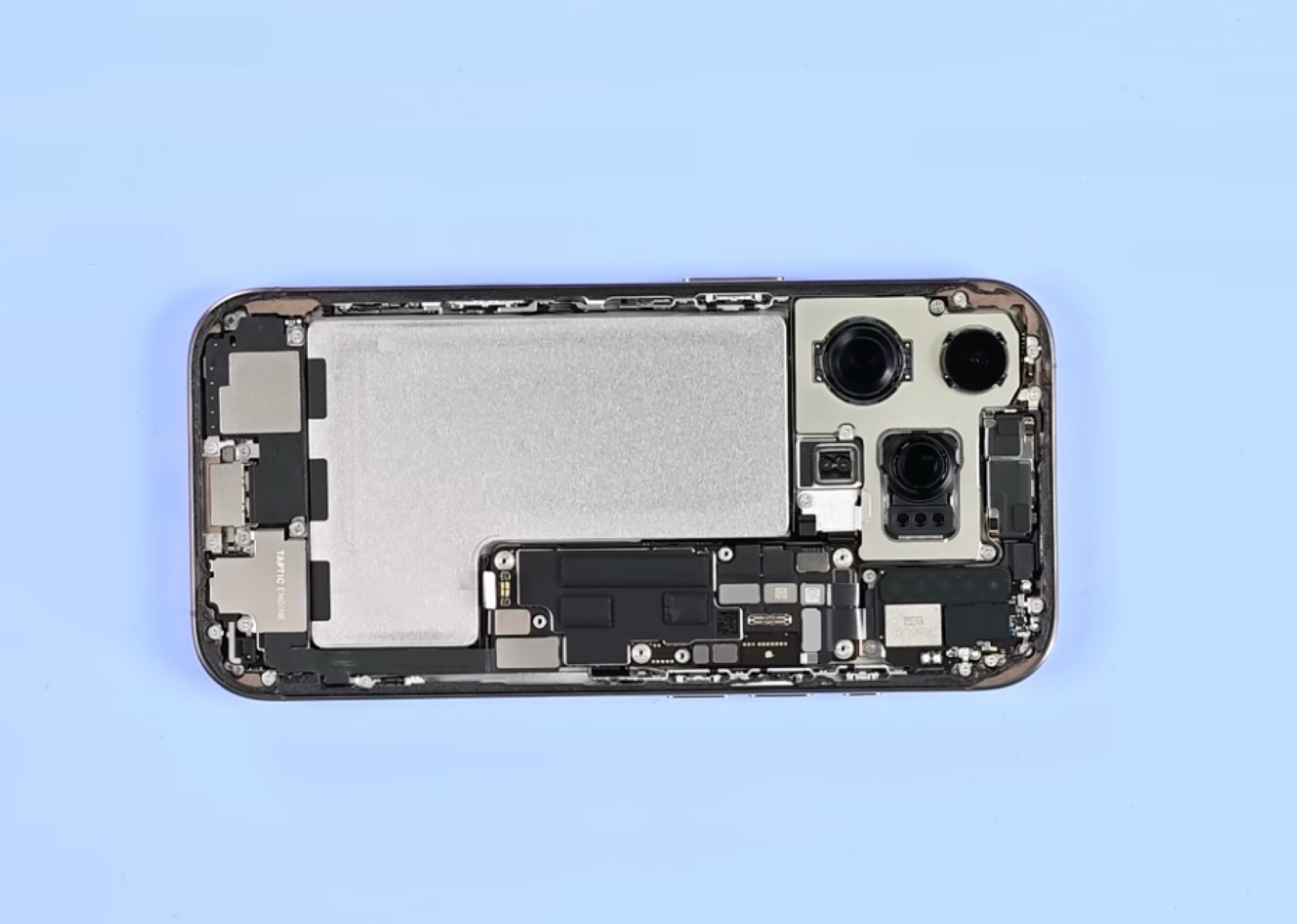 Leak: Foto vergleicht 2,49 mm dünnen Akku des Apple iPhone 17 Air mit Batterie des iPhone 17 Pro ...