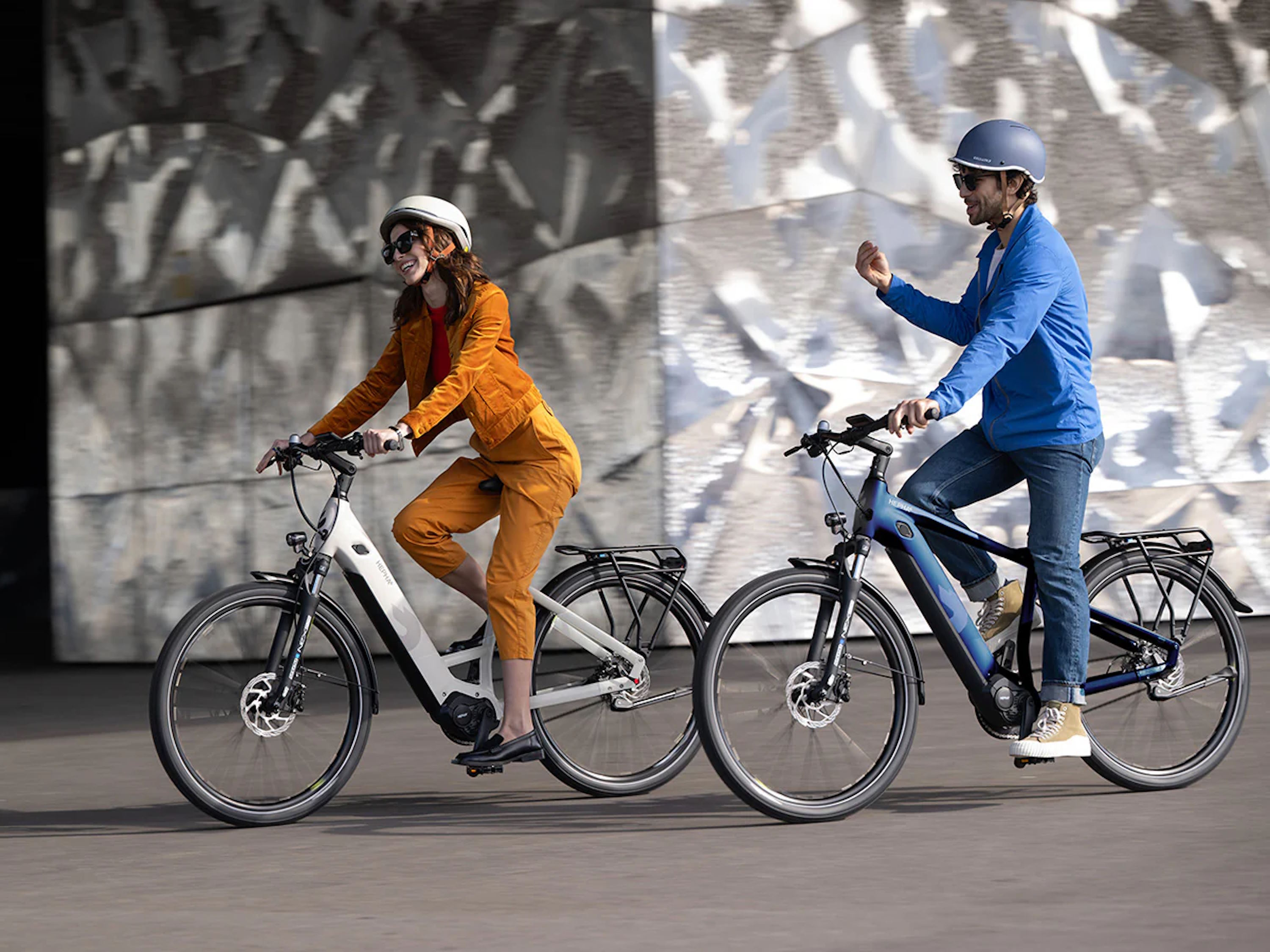 City 7: E-Bike mit umfangreicher Ausstattung fährt immer ohne Kette und mit starkem Mittelmotor ...