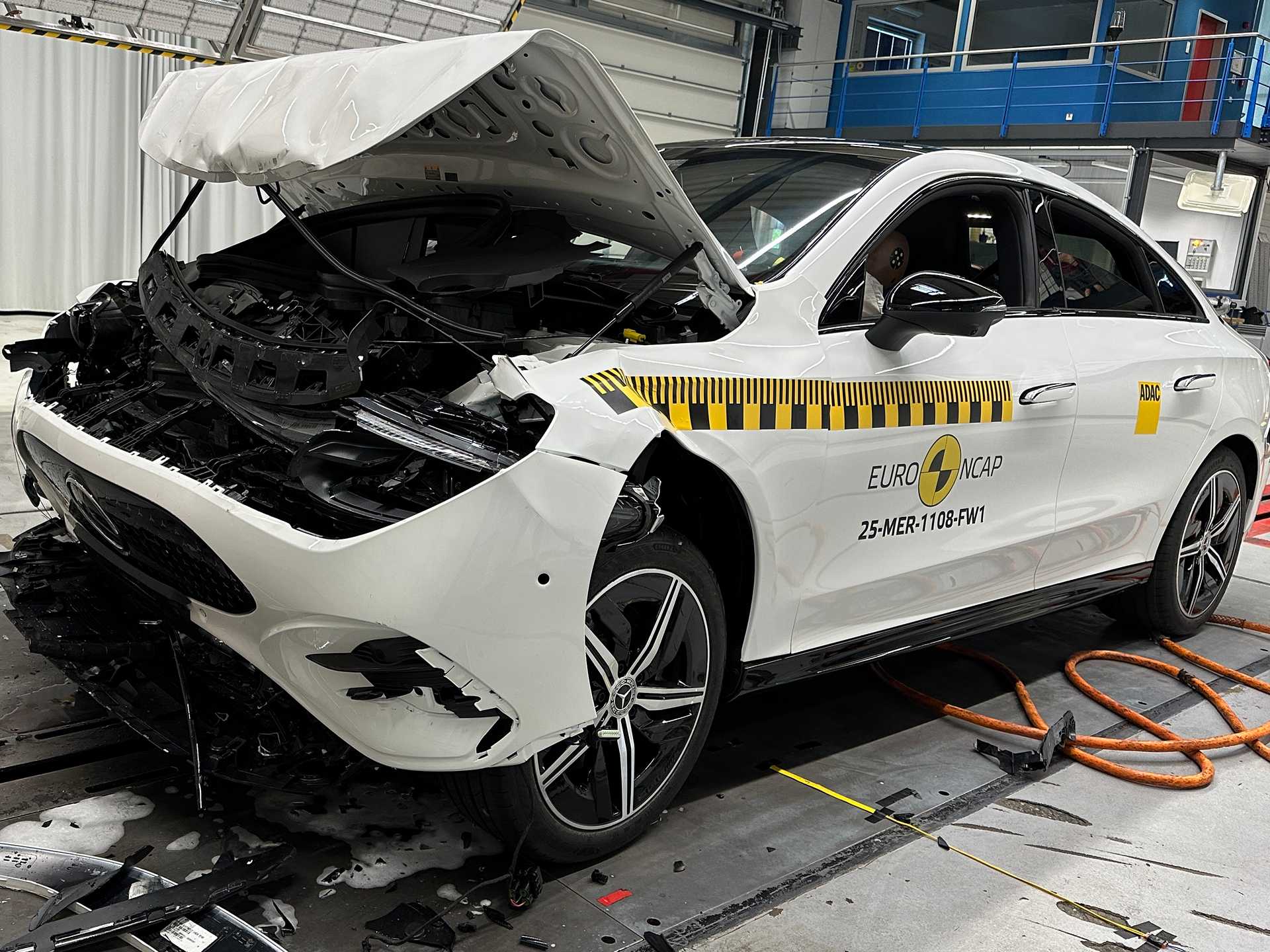 Euro NCAP 2025: Mercedes CLA ist das sicherste Auto - Tesla holt ...