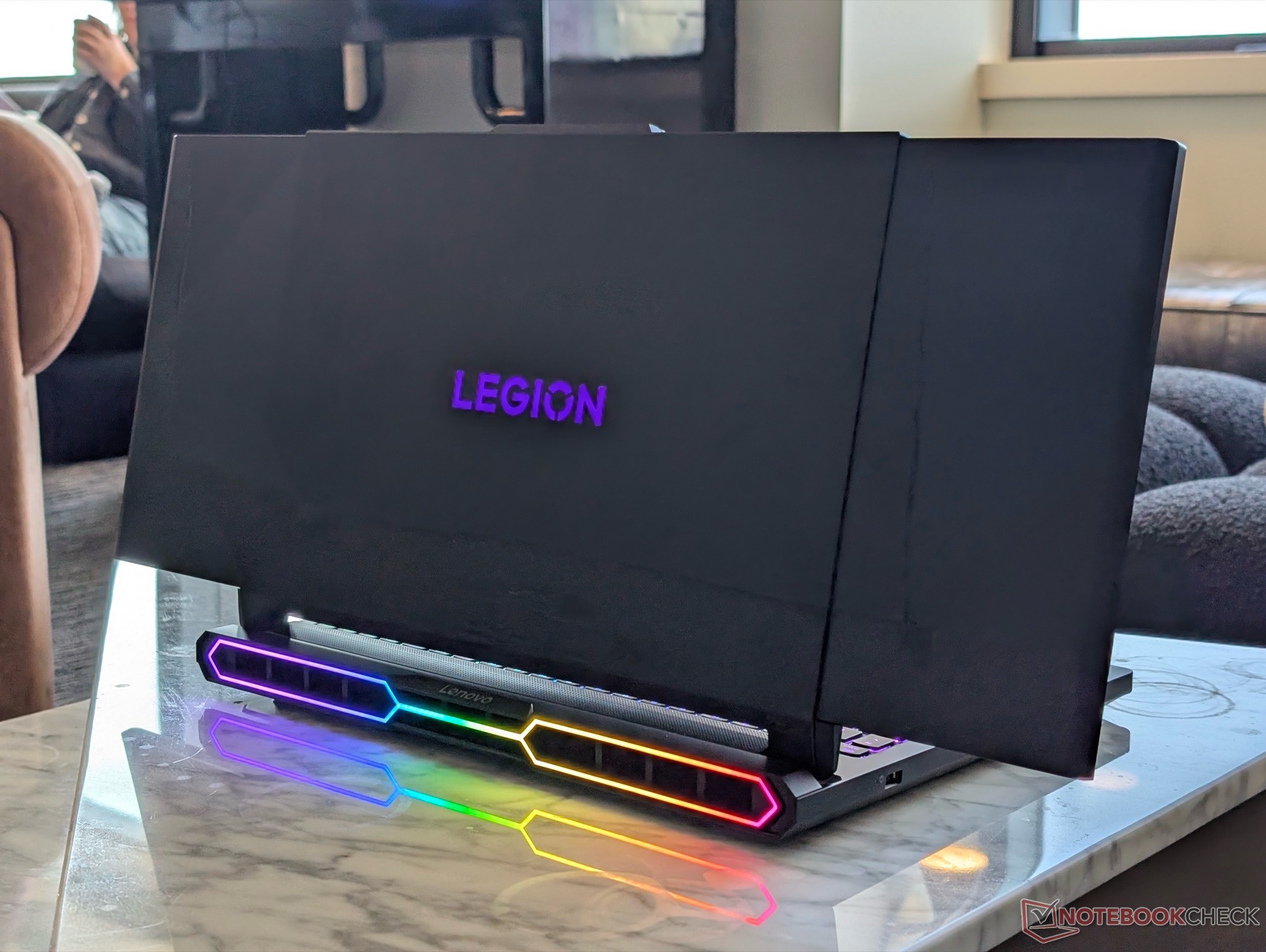 Lenovo Legion Pro Rollable packt ausrollbares 24 Zoll OLED-Display in ...