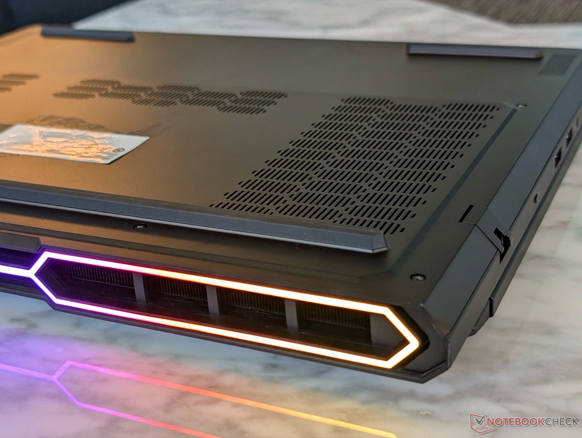 Lenovo Legion Pro Rollable packt ausrollbares 24 Zoll OLED-Display in ...