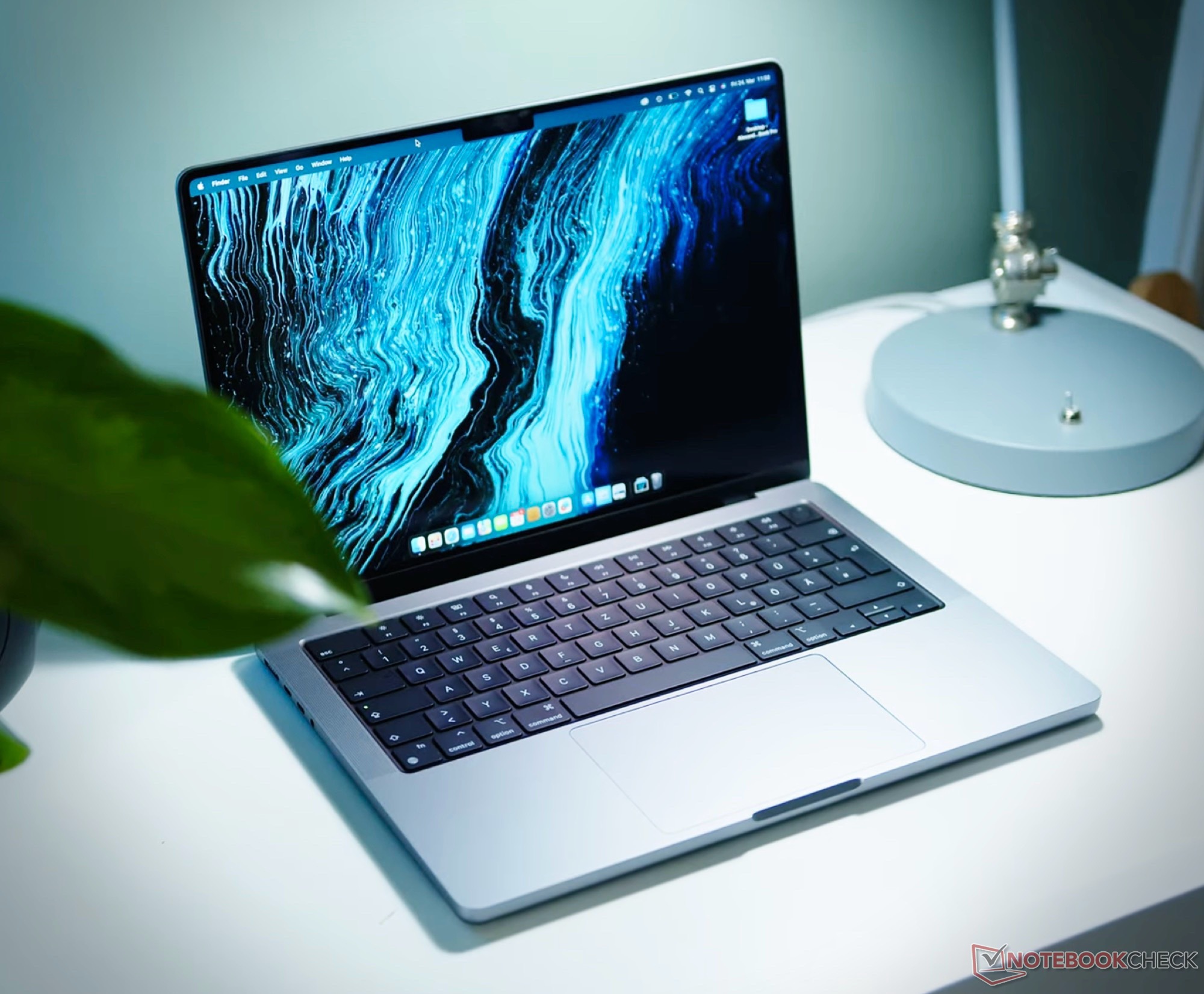 Apple MacBook Pro mit OLED-Display und neuem Design soll als erster Mac ...