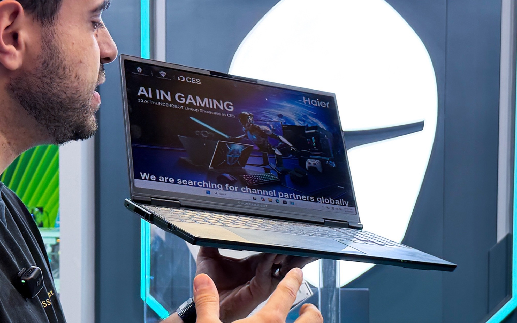 GeForce RTX 5070 und 15 Zoll OLED-Display im leichten Gaming-Laptop ...