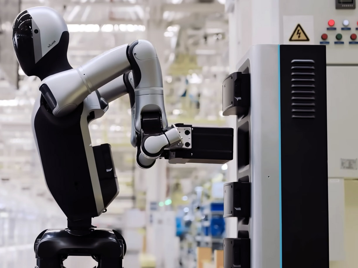 Tesla Optimus von Walker S2 herausgefordert: Autonomer Roboter wechselt ...