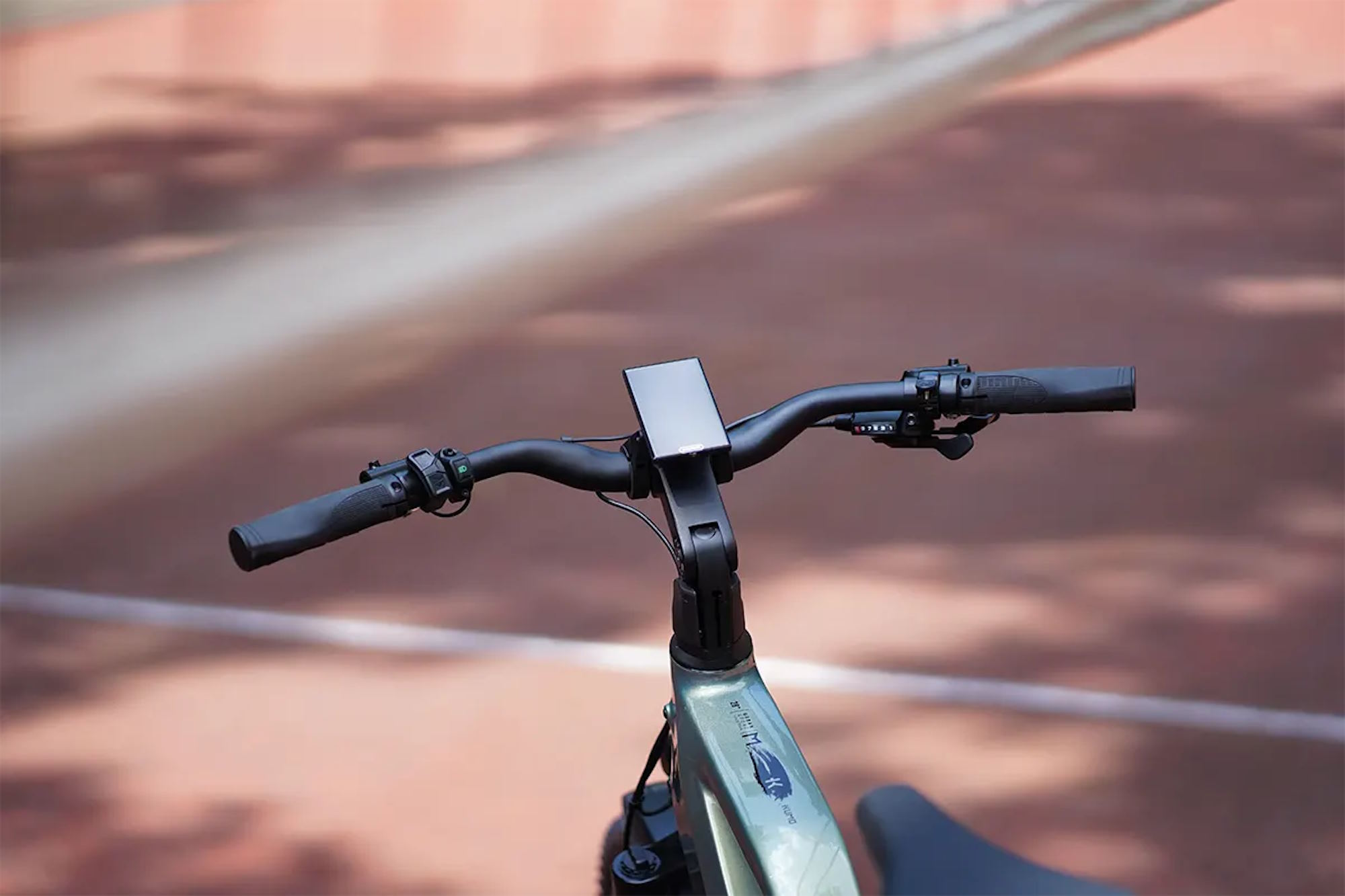 Travel Touring: Neues Trekking-E-Bike fährt mit starkem Mittelmotor und voller Ausstattung vor ...