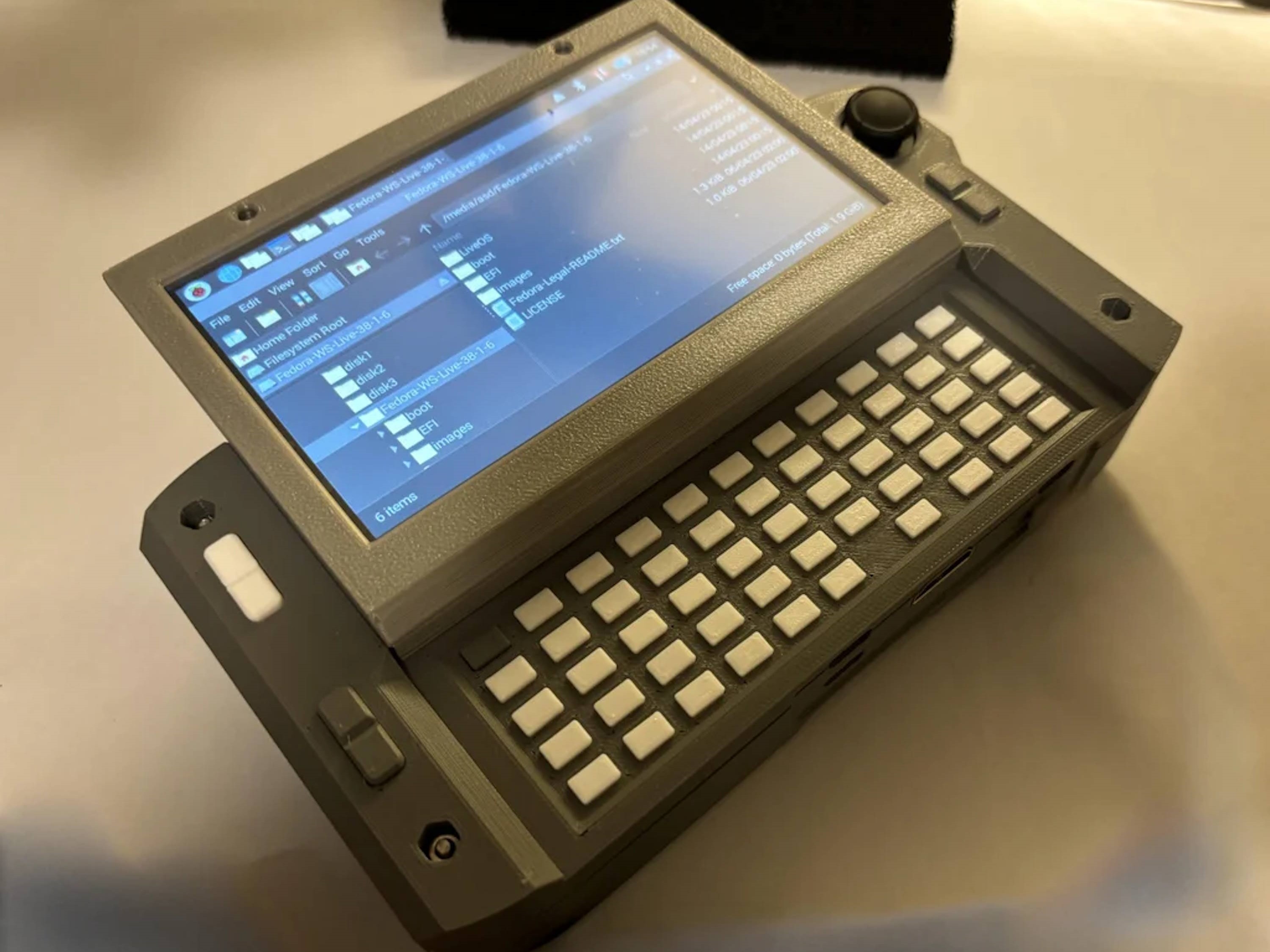 MutantC: Dieser Handheld auf Raspberry Pi-Basis ist ein Slider mit ...