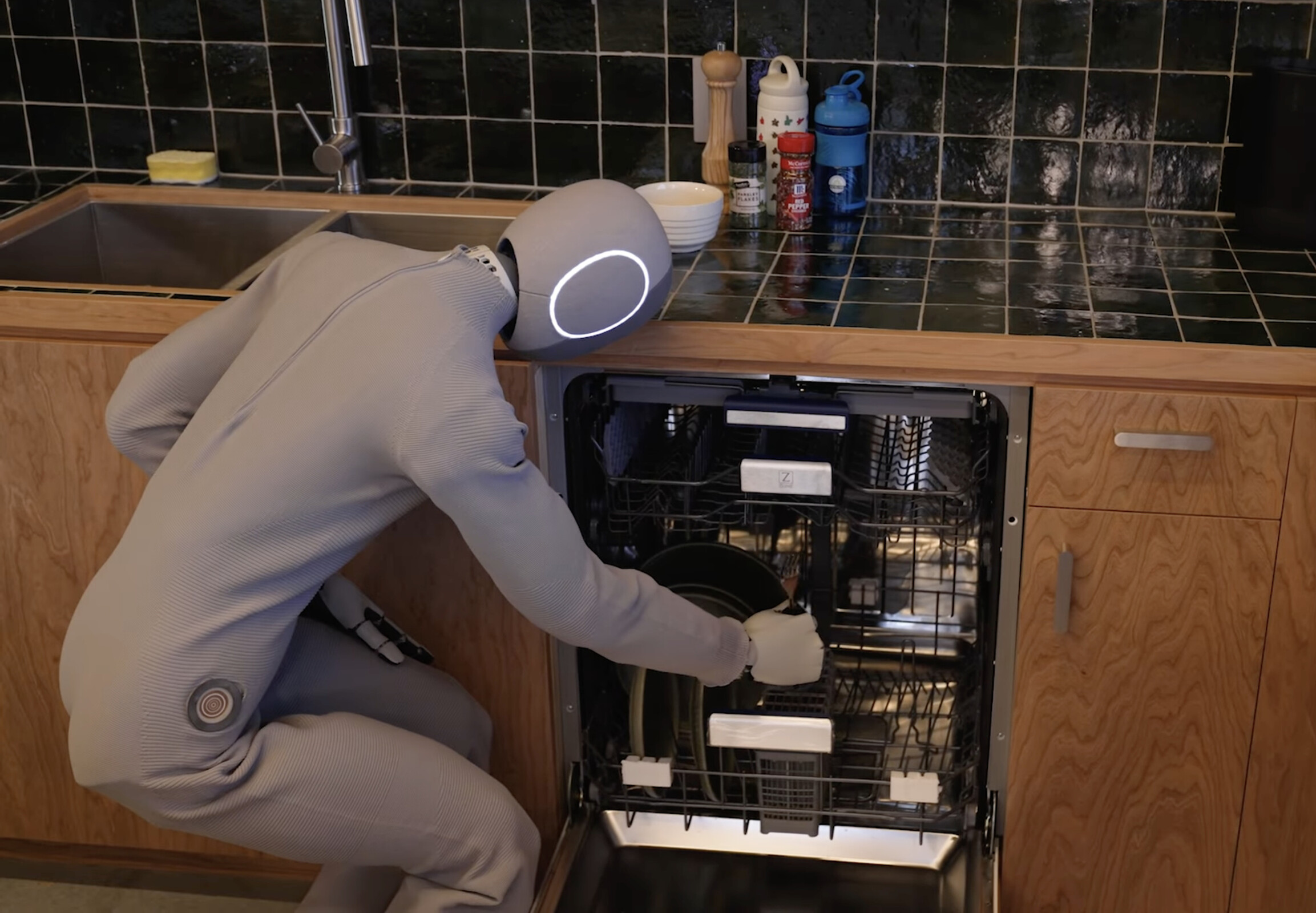 Humanoider Haushalts-Roboter im Test: 1X Neo kann saugen, aber keine ...
