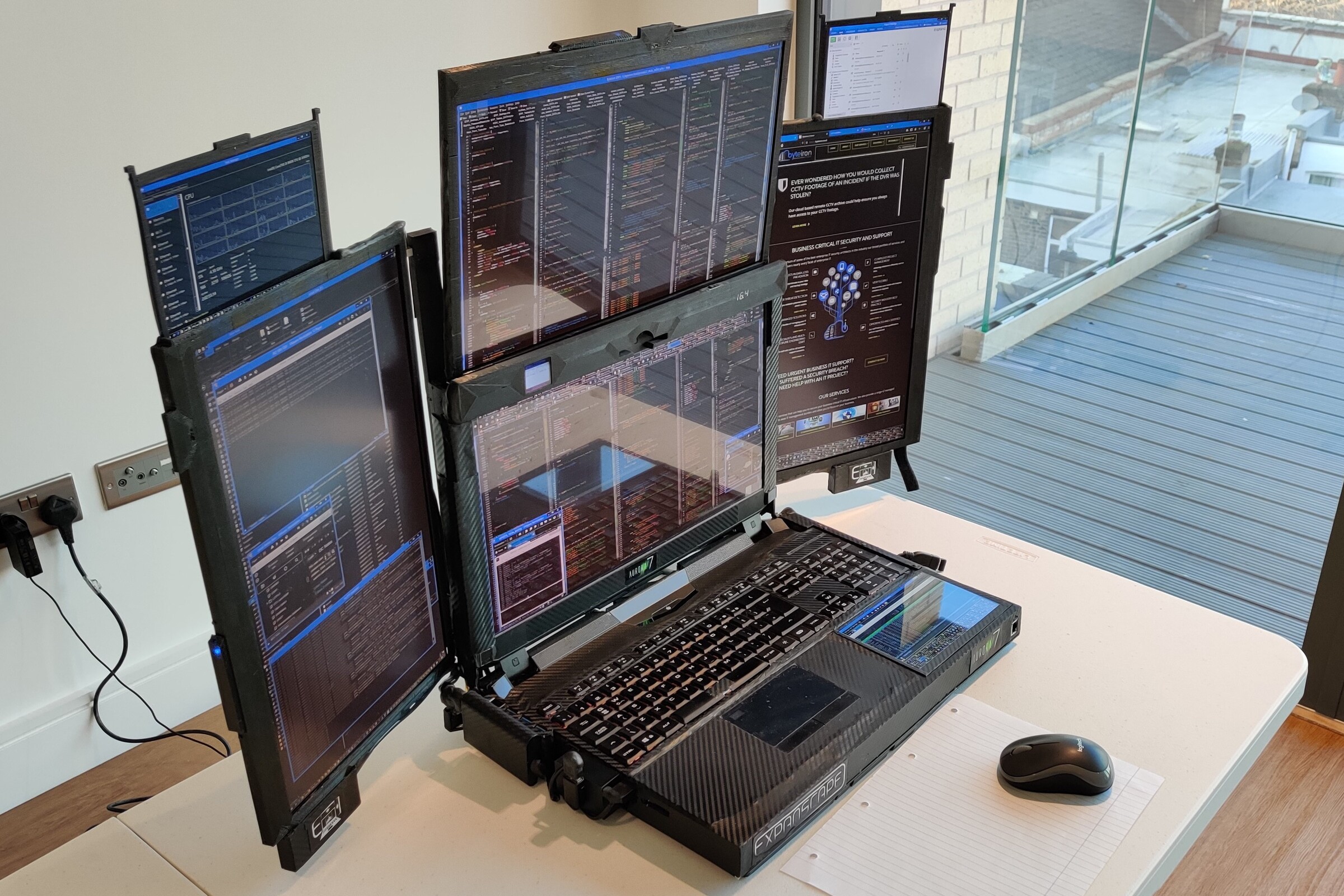 Expanscape Aurora 7: "Mobiler" Workstation-Laptop mit 7 Bildschirmen ...