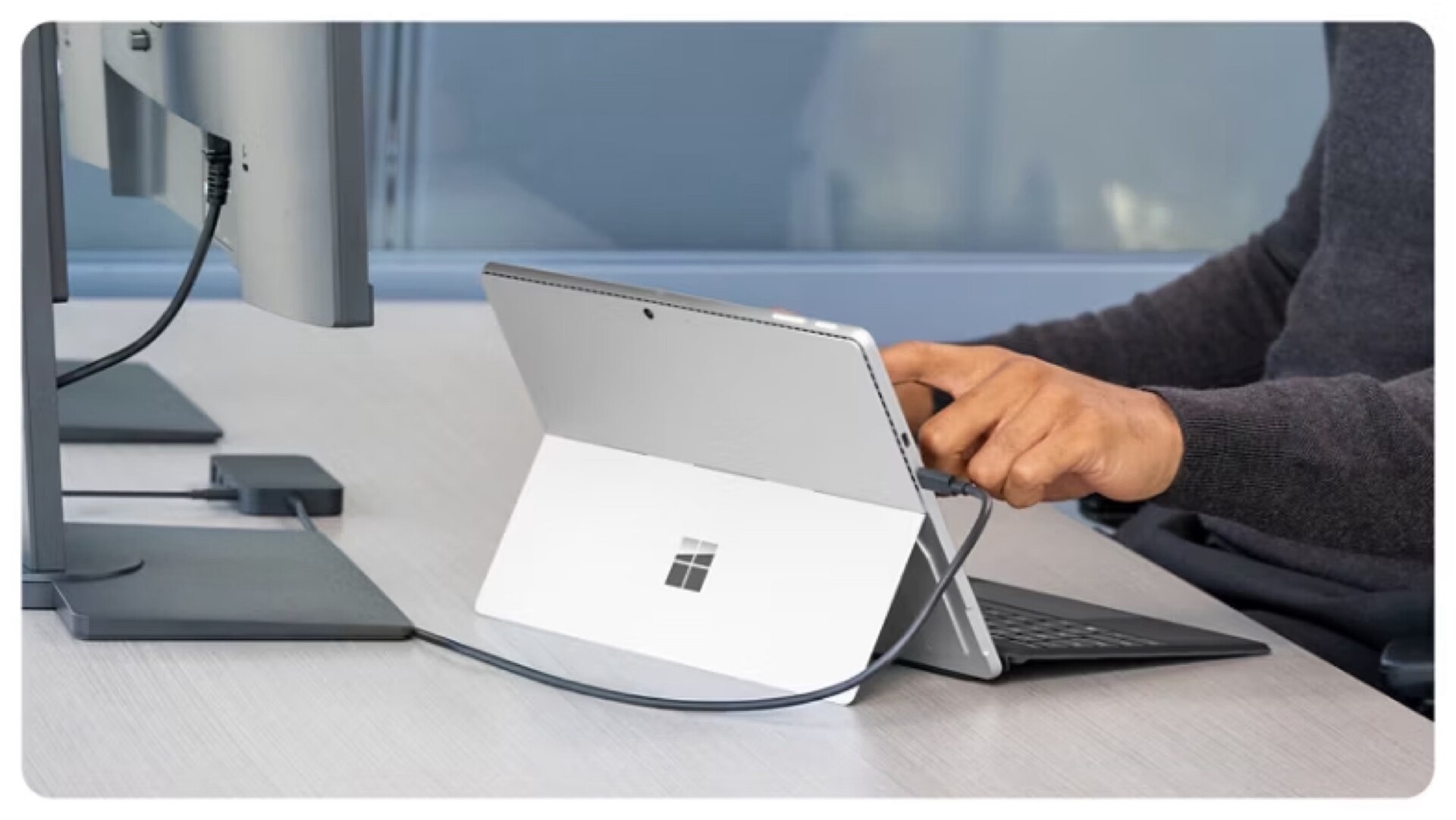 Microsoft Surface USB 4 Dock kann Laptops laden, mit zwei 4K-Monitoren verbinden und um Ethernet ...