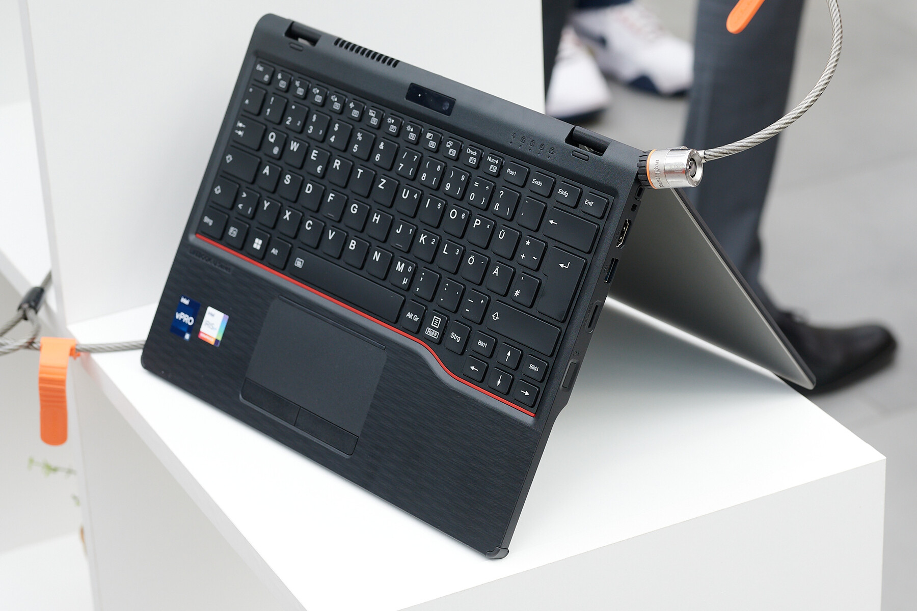 Fujtsu zeigt silberweißes Convertible U9313X mit neuem Stiftkonzept und ...