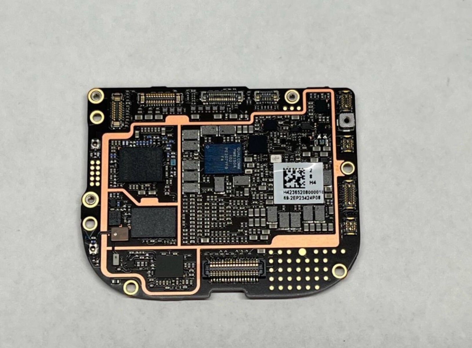 Humane Ai Pin: Teardown enthüllt veraltete Hardware, Easter Eggs und winzigen Akku im teuren KI ...
