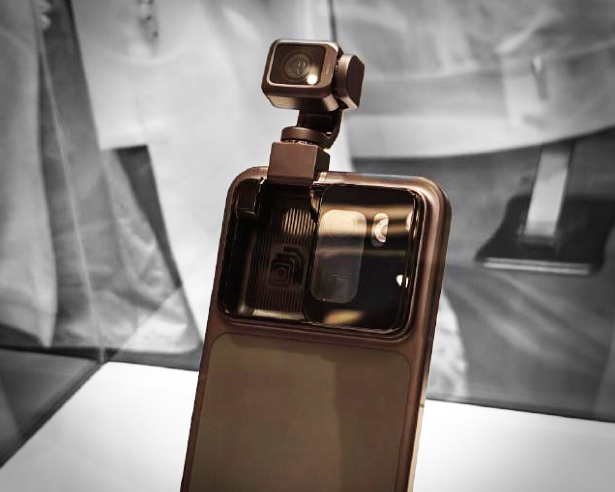 Honor Robot Phone mit Gimbal-Kamera am Roboter-Arm zeigt sich auf Hands ...