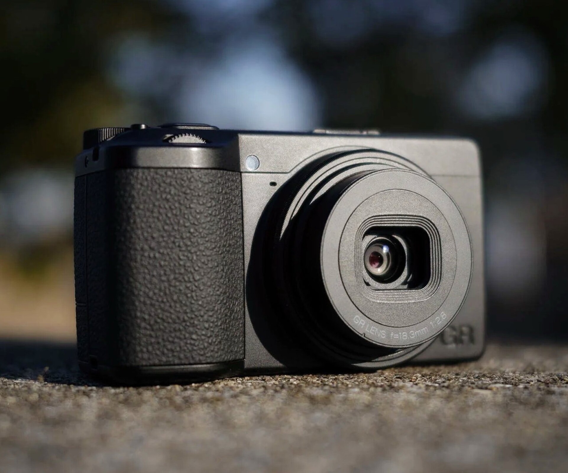 Ricoh GR IV Monochrom Kompaktkamera mit großem Schwarzweiß-Sensor ...
