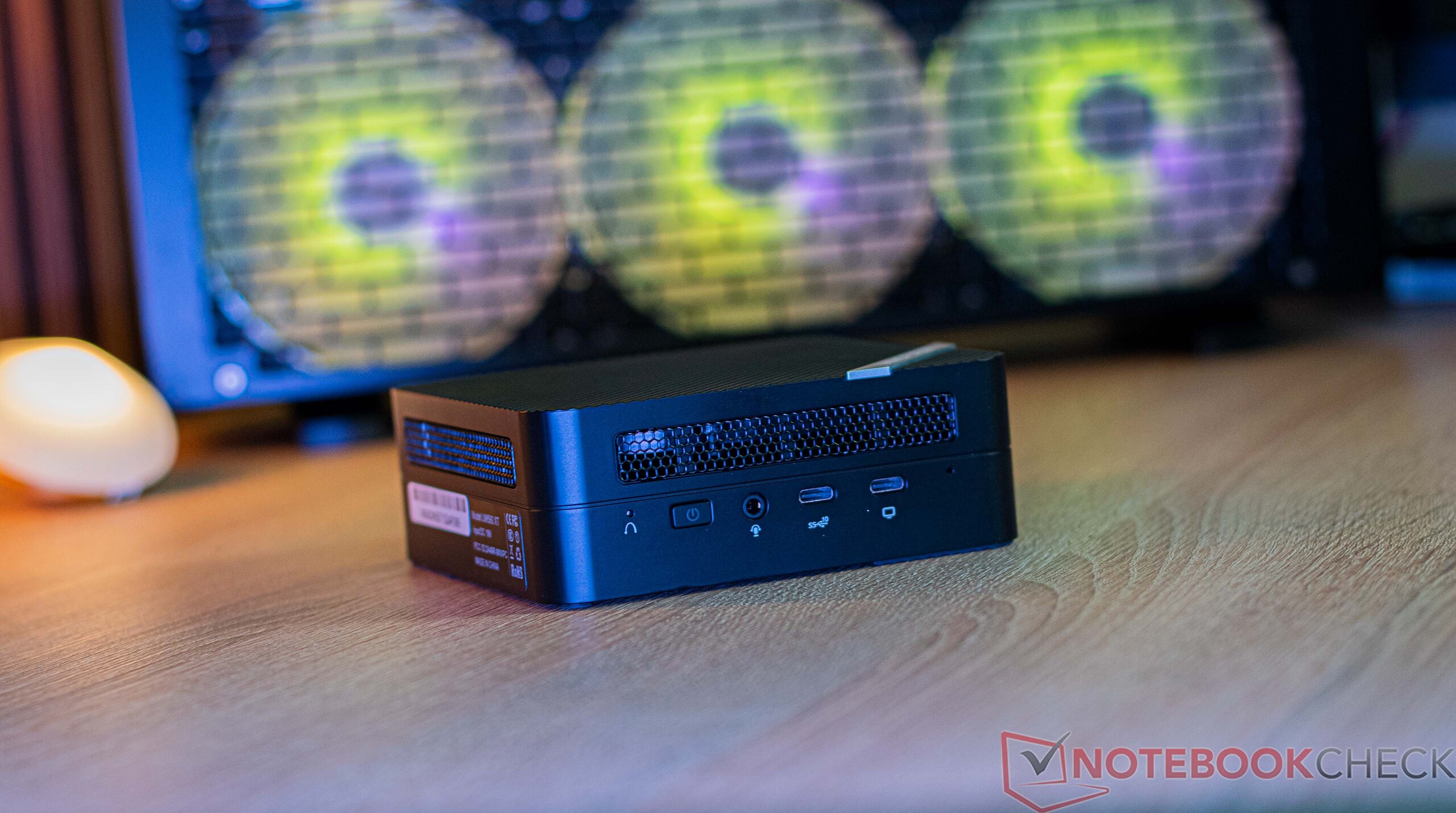 Minisforum Venus Series UM560 XT Desktop-PC im Test: Mini-PC mit AMD ...
