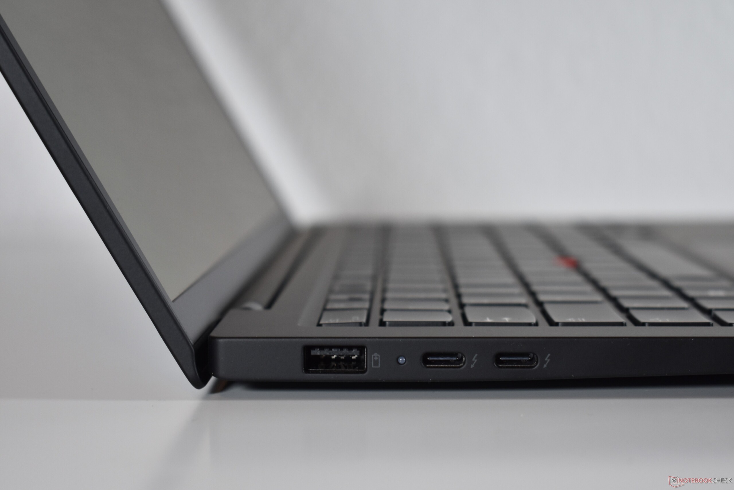 Lenovo ThinkPad X1 Carbon Gen 13 Aura Edition Laptop Test: Das X1 ...