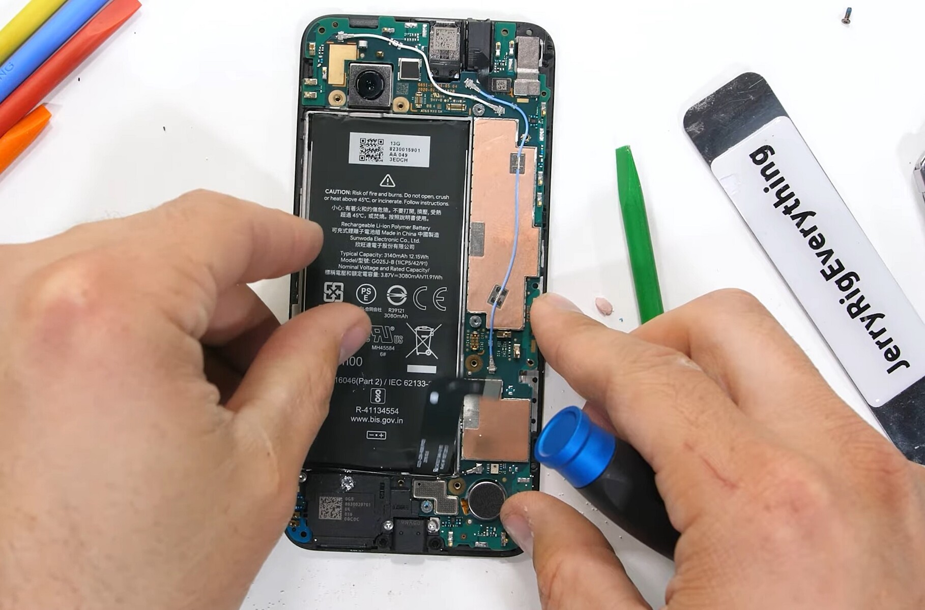 Google Pixel 4a-Teardown: Vorsicht beim Austausch von Akku oder Display ...